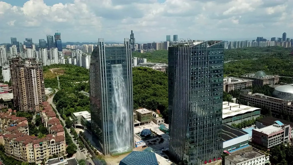This Chinese Skyscraper Boasts One of the World’s Largest Man-Made ...